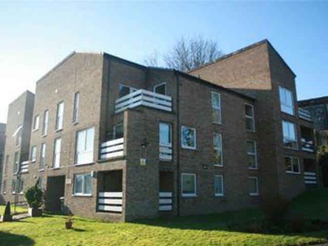 2 Bedrooms Flat for rent in 8 Frizley Gardens, Bradford, West Yorkshire BD9
