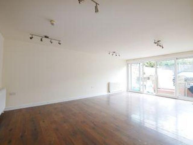 2 Bedrooms Flat for rent in Courcy Road, Turnpike Lane N15