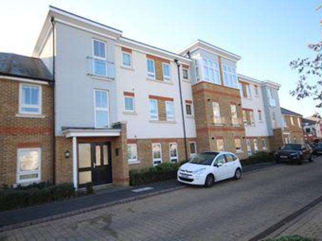 2 Bedrooms Flat for rent in Court Drive, Maidenhead SL6