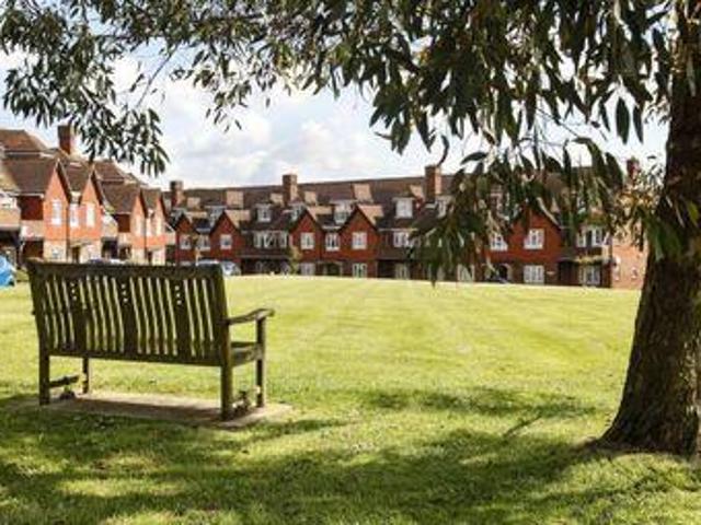2 Bedrooms Flat for rent in Court Farm Road, Hove, East Sussex BN3