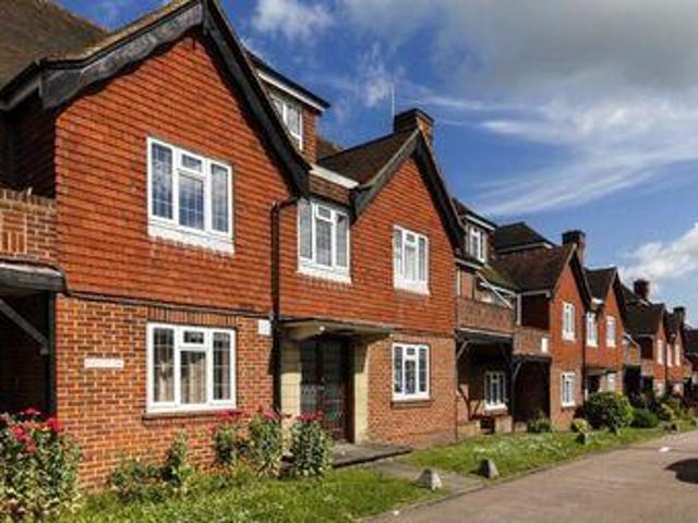 2 Bedrooms Flat for rent in Court Farm Road, Hove, East Sussex BN3