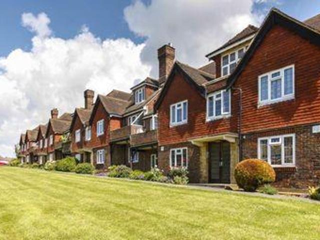 2 Bedrooms Flat for rent in Court Farm Road, Hove, East Sussex BN3