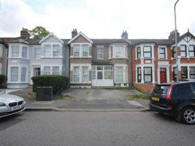 2 Bedrooms Flat for rent in Courtland Avenue, Ilford IG1