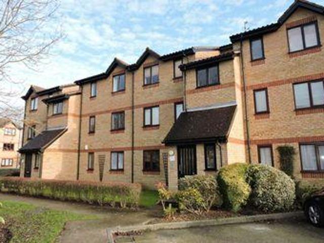 2 Bedrooms Flat for rent in Courtlands Close, Watford WD24