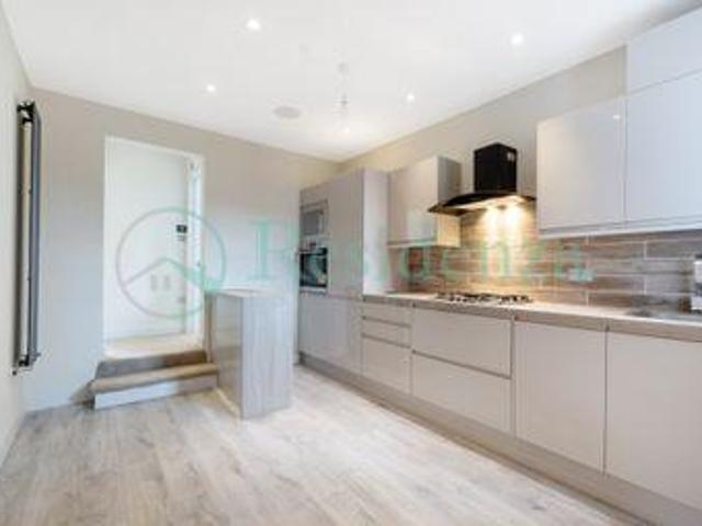 2 Bedrooms Flat for rent in Coverton Road, Tooting Broadway SW17
