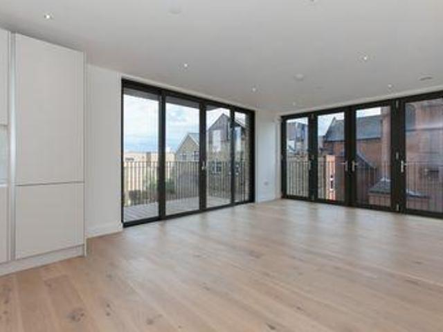 2 Bedrooms Flat for rent in Cobalt Place, Battersea SW11