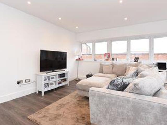 2 Bedrooms Flat for rent in Cockayne House, Woodley RG5