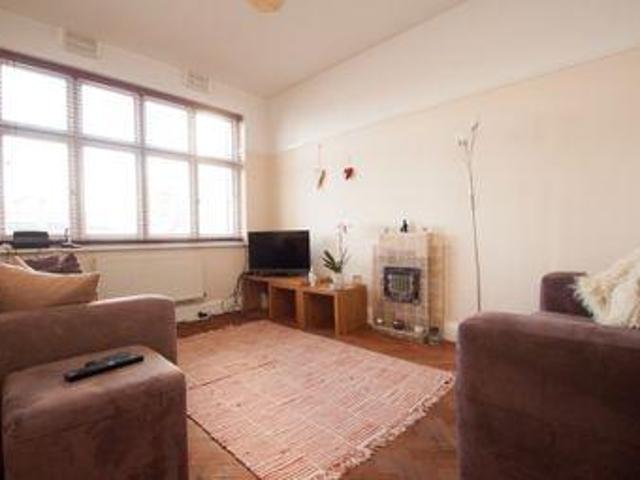 2 Bedrooms Flat for rent in Cockfosters Road, Cockfosters EN4