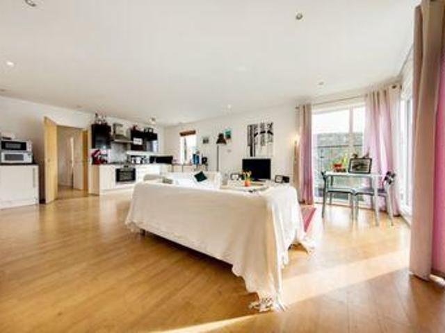 2 Bedrooms Flat for rent in Coldharbour Lane, London, London SW9