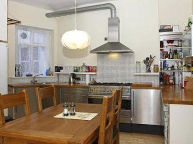 2 Bedrooms Flat for rent in Coldharbour Lane, London SW9