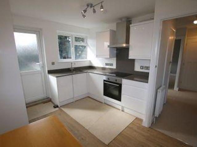 2 Bedrooms Flat for rent in Coles Green Road, London NW2