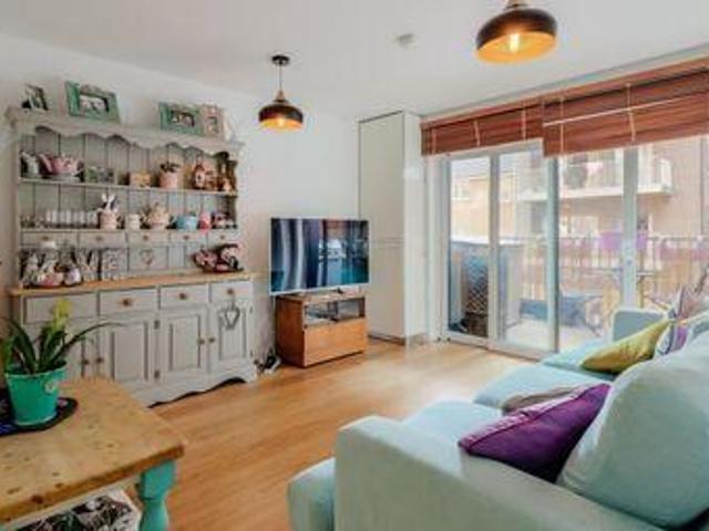 2 Bedrooms Flat for rent in Collent Street, London E9
