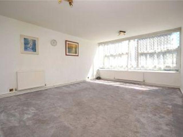 2 Bedrooms Flat for rent in Colman Court, Christchurch Avenue, North Finchley, London N12