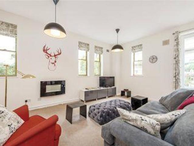 2 Bedrooms Flat for rent in Commercial Road, London E14