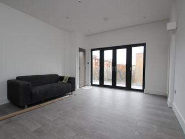 2 Bedrooms Flat for rent in Commercial Road, London E1