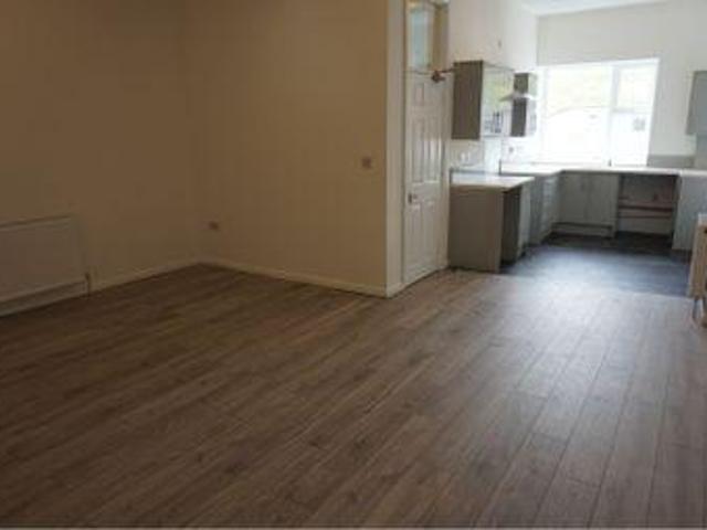 2 Bedrooms Flat for rent in Commercial Street, Senghenydd CF83