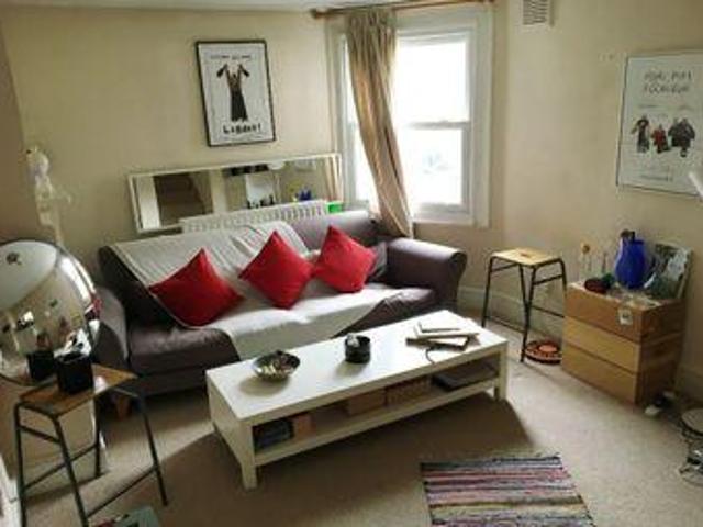 2 Bedrooms Flat for rent in Comyn Rd, London SW11