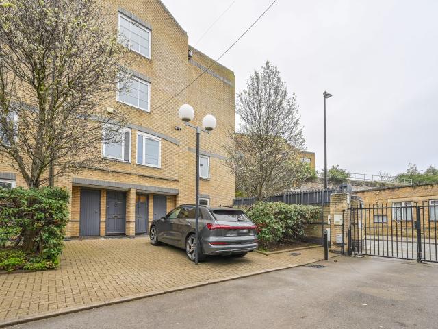 2 Bedrooms Flat for Rent in Conant Mews | Foxtons