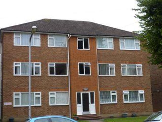 2 Bedrooms Flat for rent in Connaught Avenue, Chingford E4
