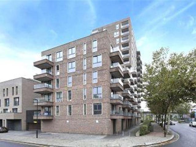 2 Bedrooms Flat for rent in Connaught Heights, Royal Docks, London E16