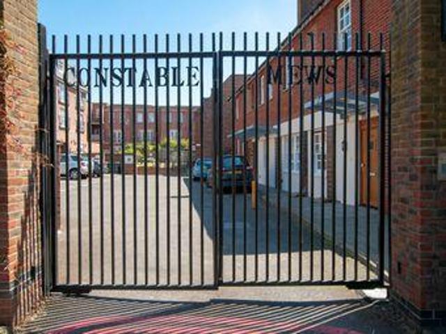 2 Bedrooms Flat for rent in Constable Mews, Bromley BR1