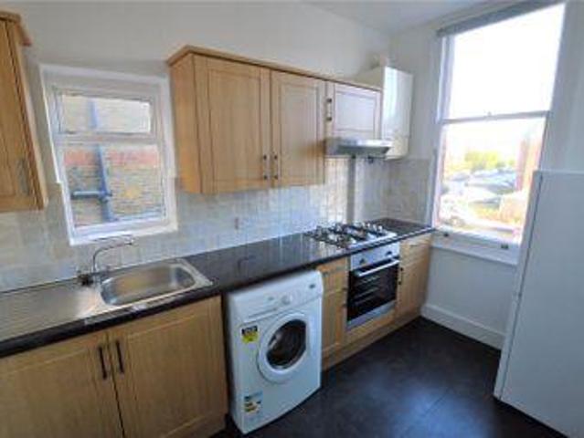 2 Bedrooms Flat for rent in Conyers Road, London SW16