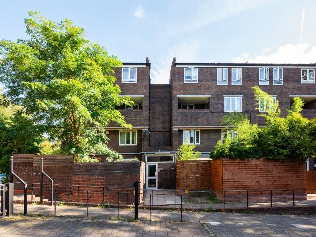 2 Bedrooms Flat for Rent in Coopers Lane | Foxtons
