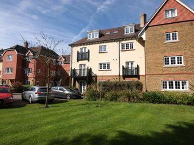 2 Bedrooms Flat for rent in Copthorne Common Road, Copthorne, Crawley RH10