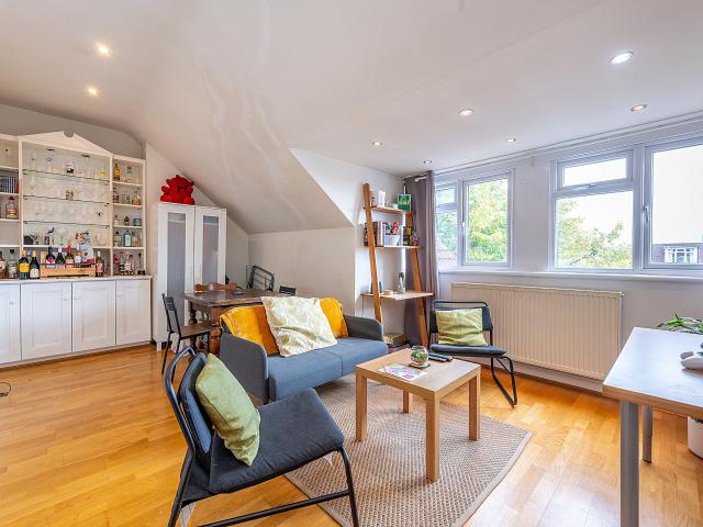 2 Bedrooms Flat for Rent in Corfton Road | Foxtons