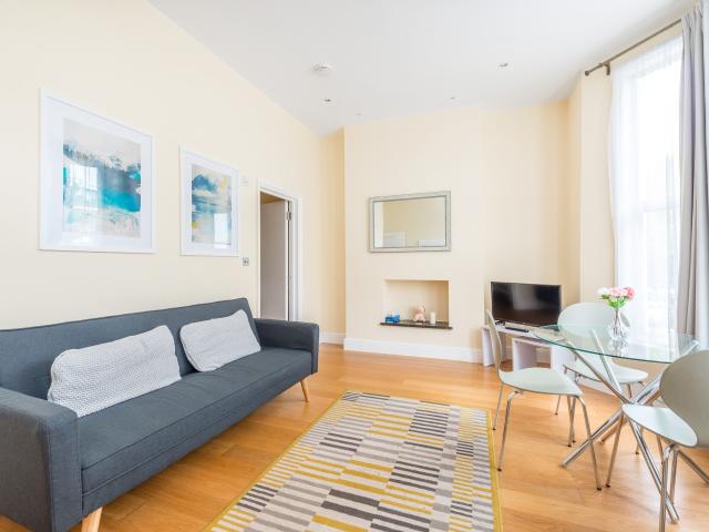 2 Bedrooms Flat for Rent in Cornwall Crescent | Foxtons