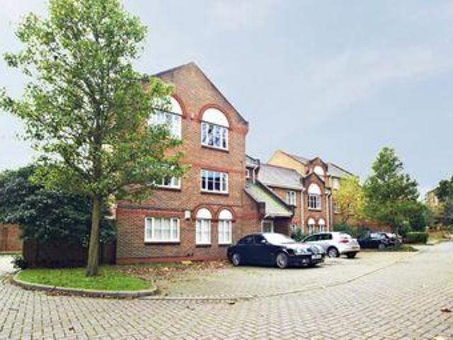 2 Bedrooms Flat for rent in Catherine Drive, Richmond, Surrey TW9