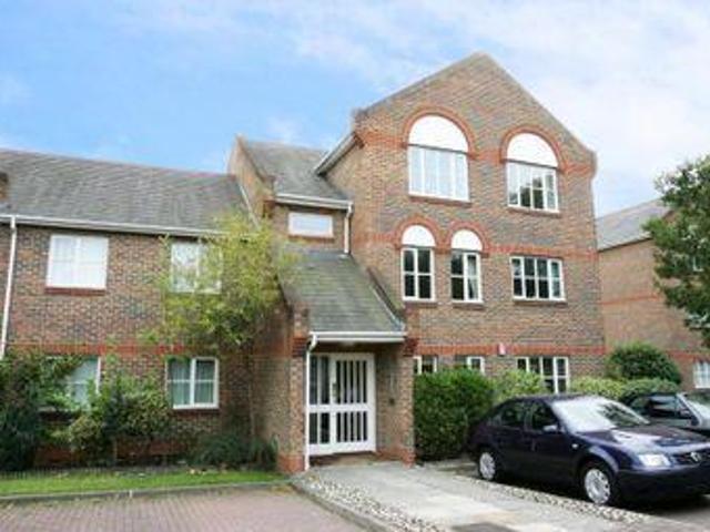 2 Bedrooms Flat for rent in Catherine Drive, Richmond TW9
