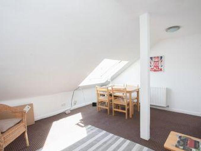 2 Bedrooms Flat for rent in Cathles Road, Clapham South SW12