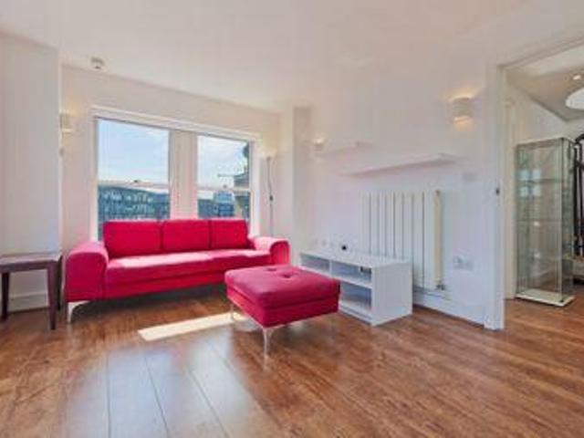 2 Bedrooms Flat for rent in Cadogan Road, London SE18