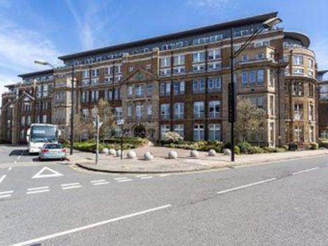 2 Bedrooms Flat for rent in Cadogan Road, London SE18