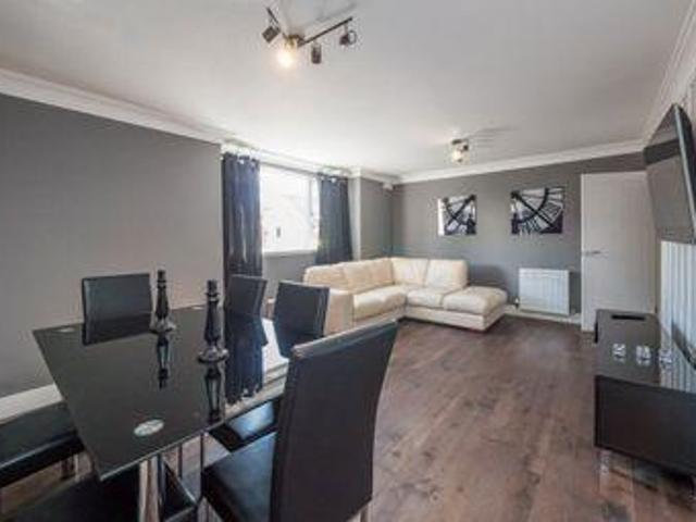 2 Bedrooms Flat for rent in Caiystane Gardens, Fairmilehead EH10
