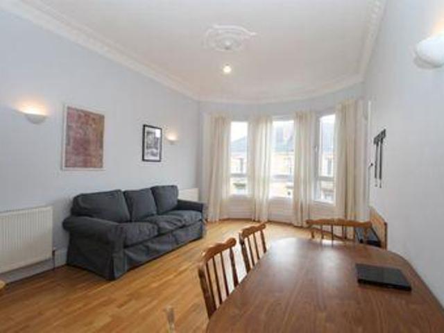 2 Bedrooms Flat for rent in Calder Street, Glasgow G42