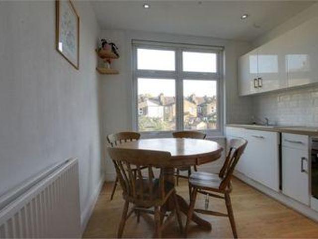 2 Bedrooms Flat for rent in Callis Road, Walthamstow, London E17