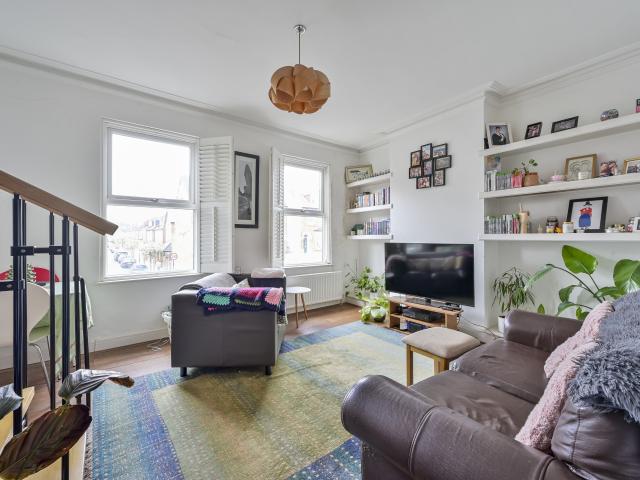 2 Bedrooms Flat for Rent in Camborne Mews | Foxtons