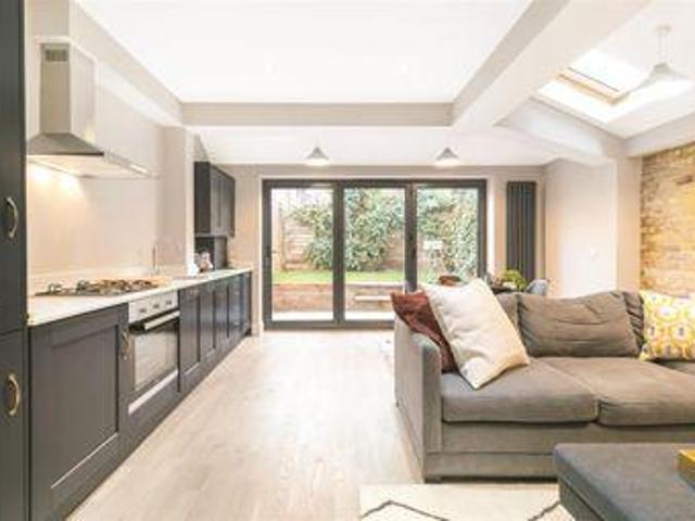 2 Bedrooms Flat for rent in Camborne Road, London SW18