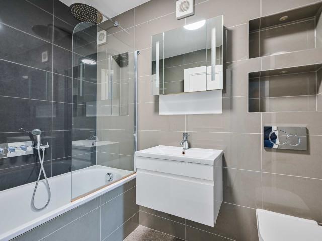 2 Bedrooms Flat for Rent in Camden High Street | Foxtons