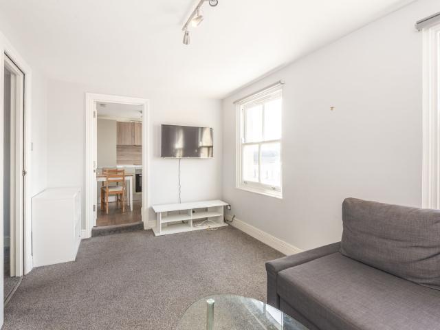 2 Bedrooms Flat for Rent in Camden High Street | Foxtons