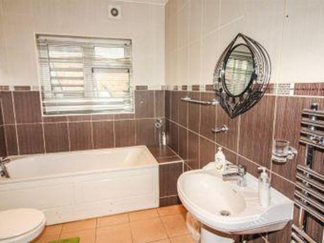 2 Bedrooms Flat for rent in Camden Road, London E17