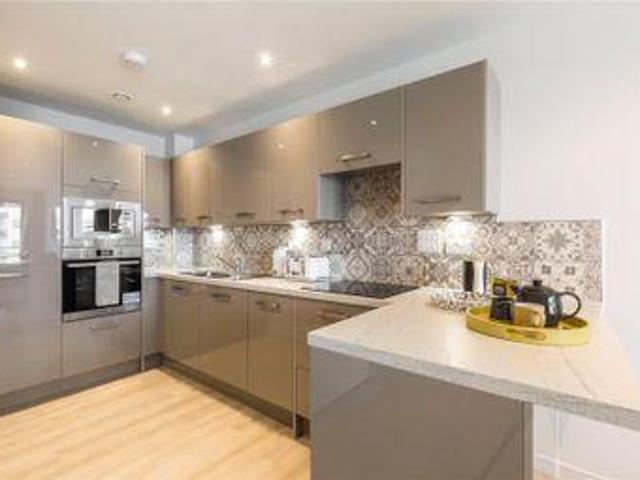 2 Bedrooms Flat for rent in Canal Walk, Edinburgh, Midlothian EH3
