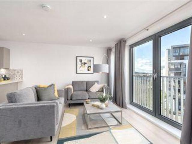 2 Bedrooms Flat for rent in Canal Walk, Edinburgh, Midlothian EH3