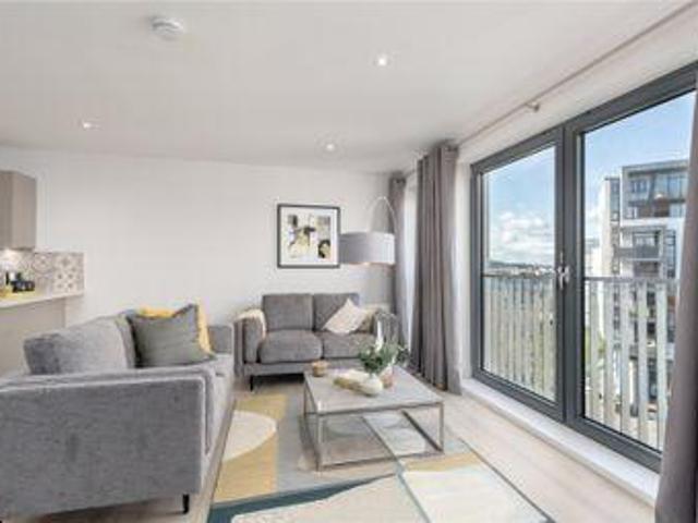 2 Bedrooms Flat for rent in Canal Walk, Edinburgh, Midlothian EH3