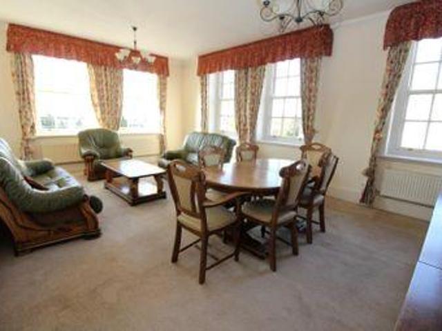 2 Bedrooms Flat for rent in Cannon Hill, London N14