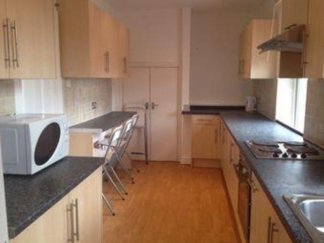 2 Bedrooms Flat for rent in Cardigan Road, Leeds LS6