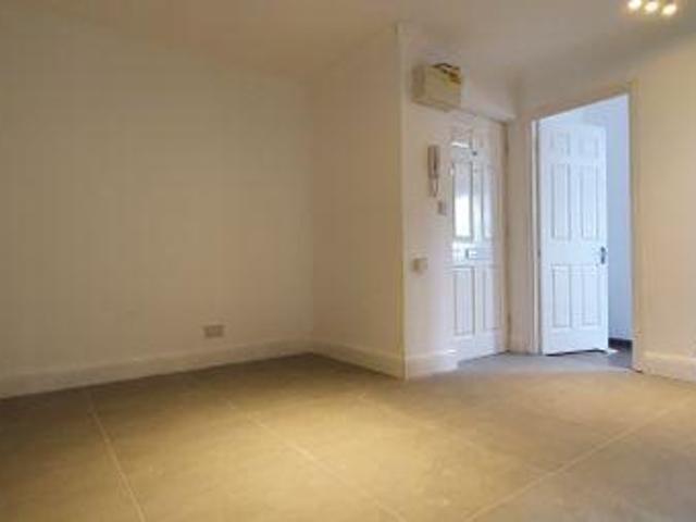 2 Bedrooms Flat for rent in Caroline Place, Hayes UB3
