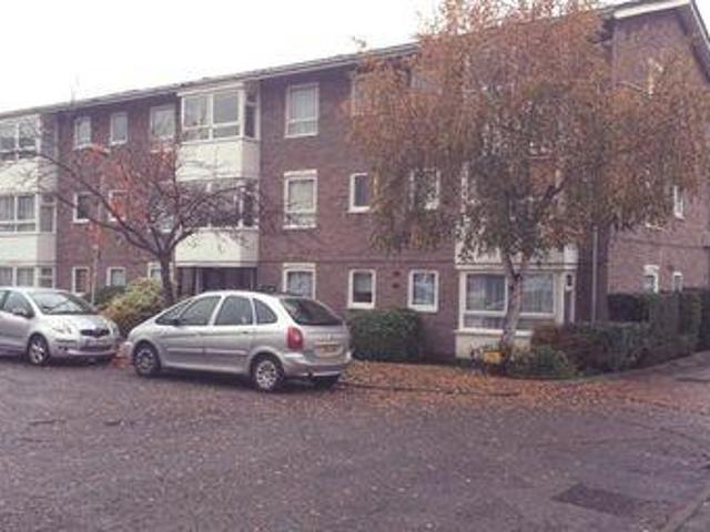 2 Bedrooms Flat for rent in Carters Close, Worcester Park KT4